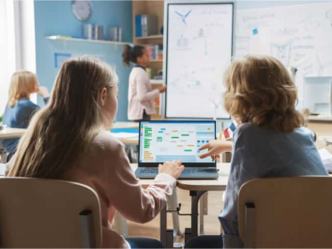 Hybrid Class vs Online: Choosing the Best for Your Student
